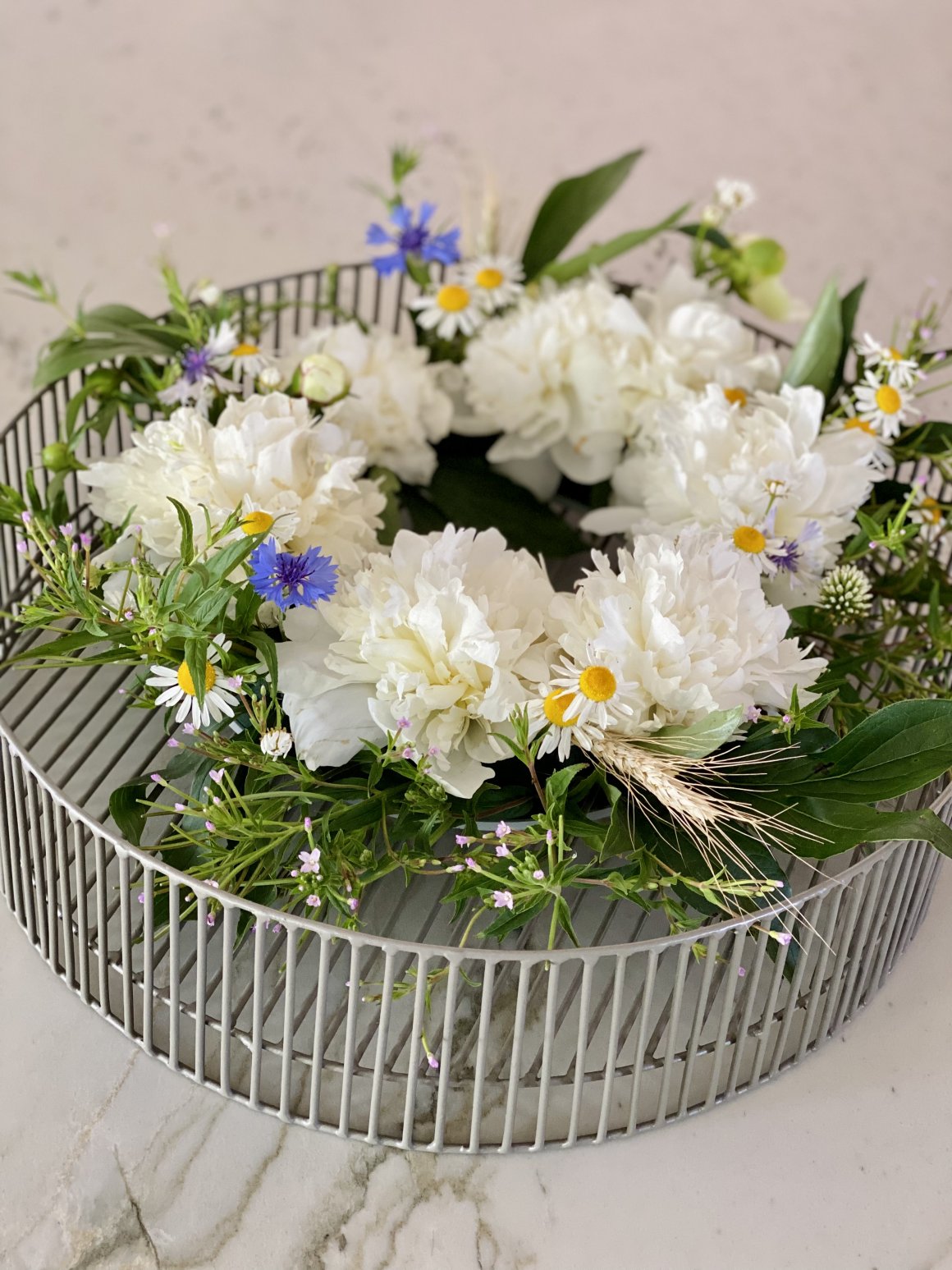 Midsommar: Mit wenig Aufwand eine schöne Sommer-Tischdeko ...